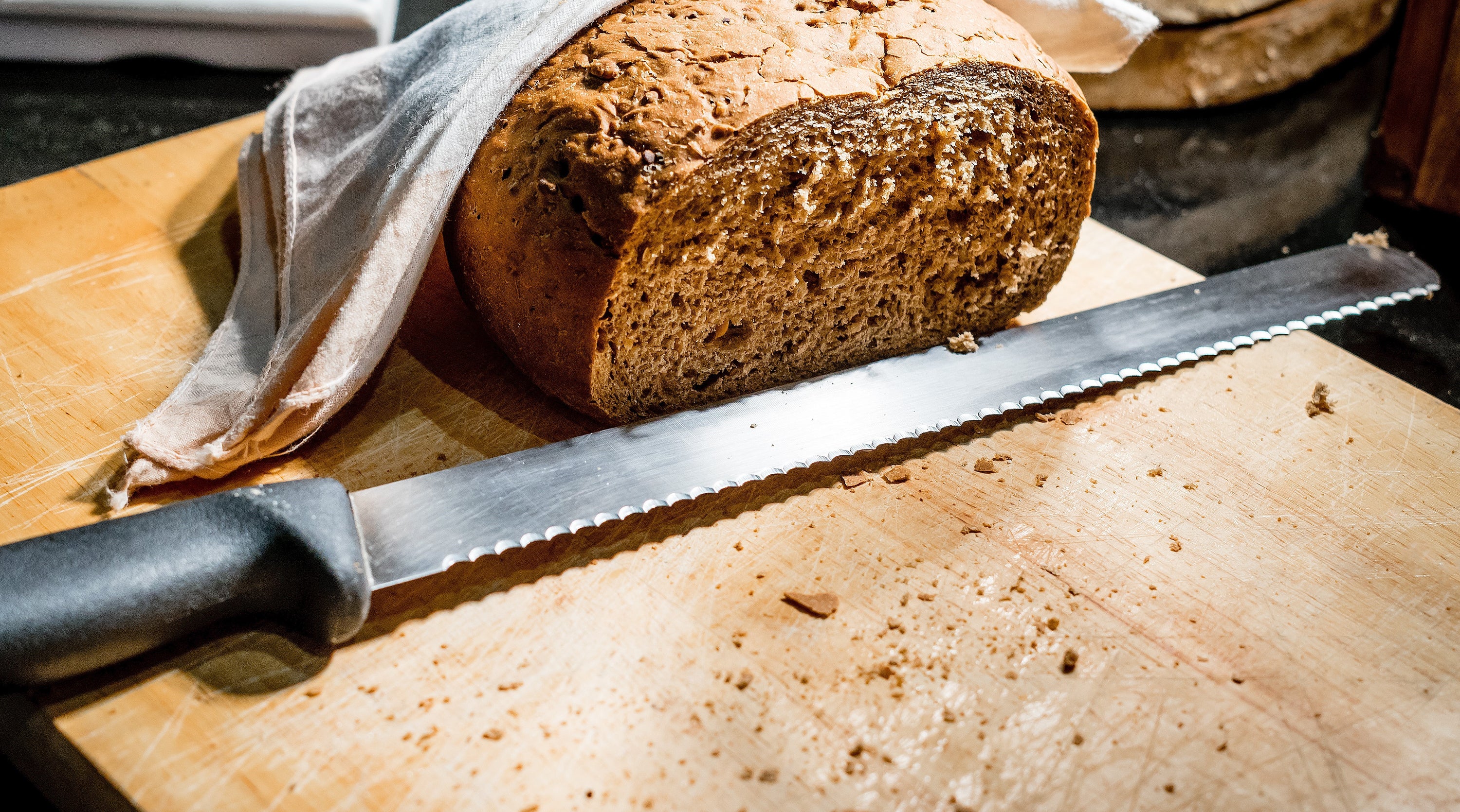 Perfect Your Slice: Tips for Sharpening Serrated Knives – Raikou